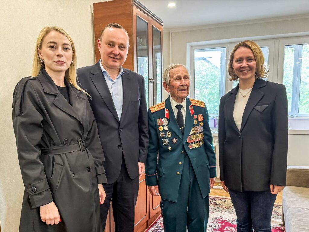 Vlad Batrîncea și Olga Cebotari l-au felicitat pe veteranul celui de-al ...